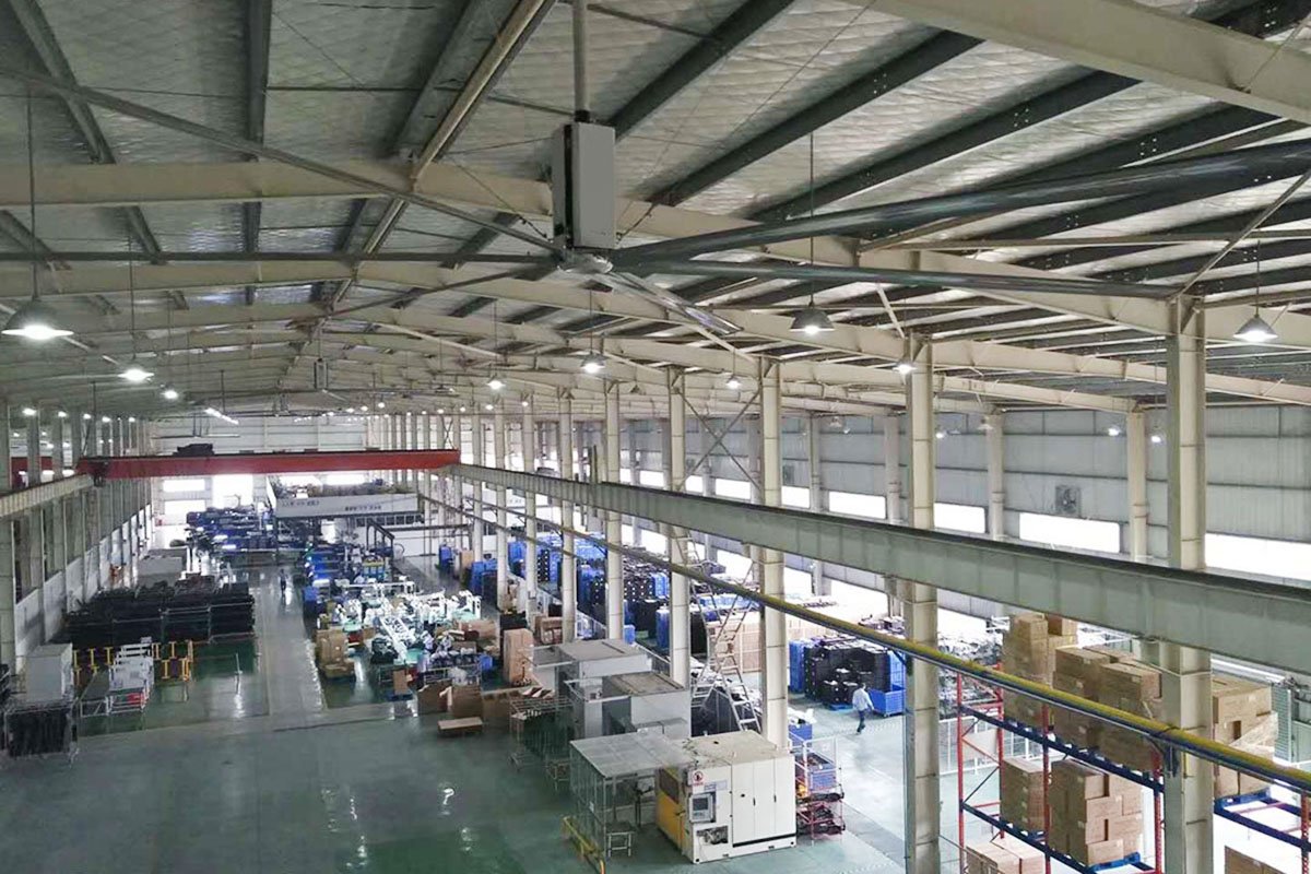 HVLS large fan installed on the top of the workshop